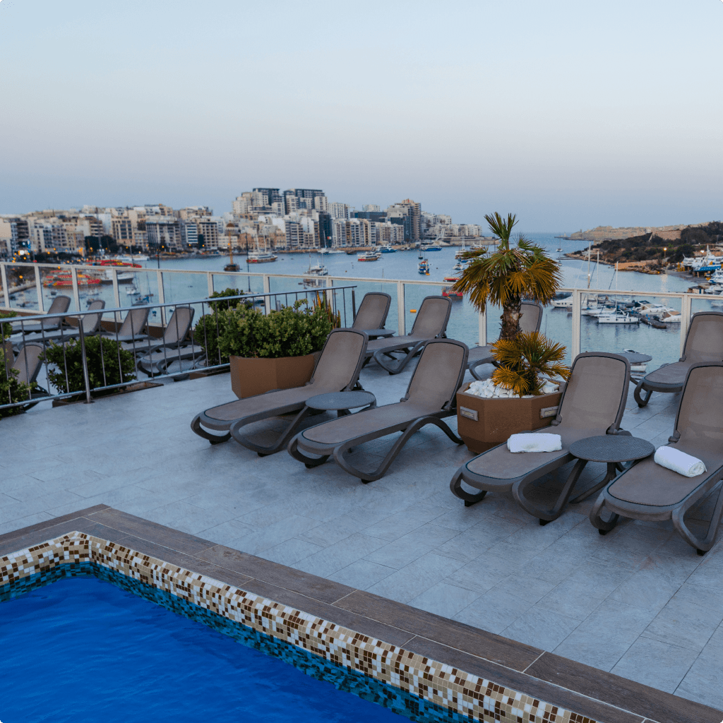 Bayview - Pool | ST Hotels